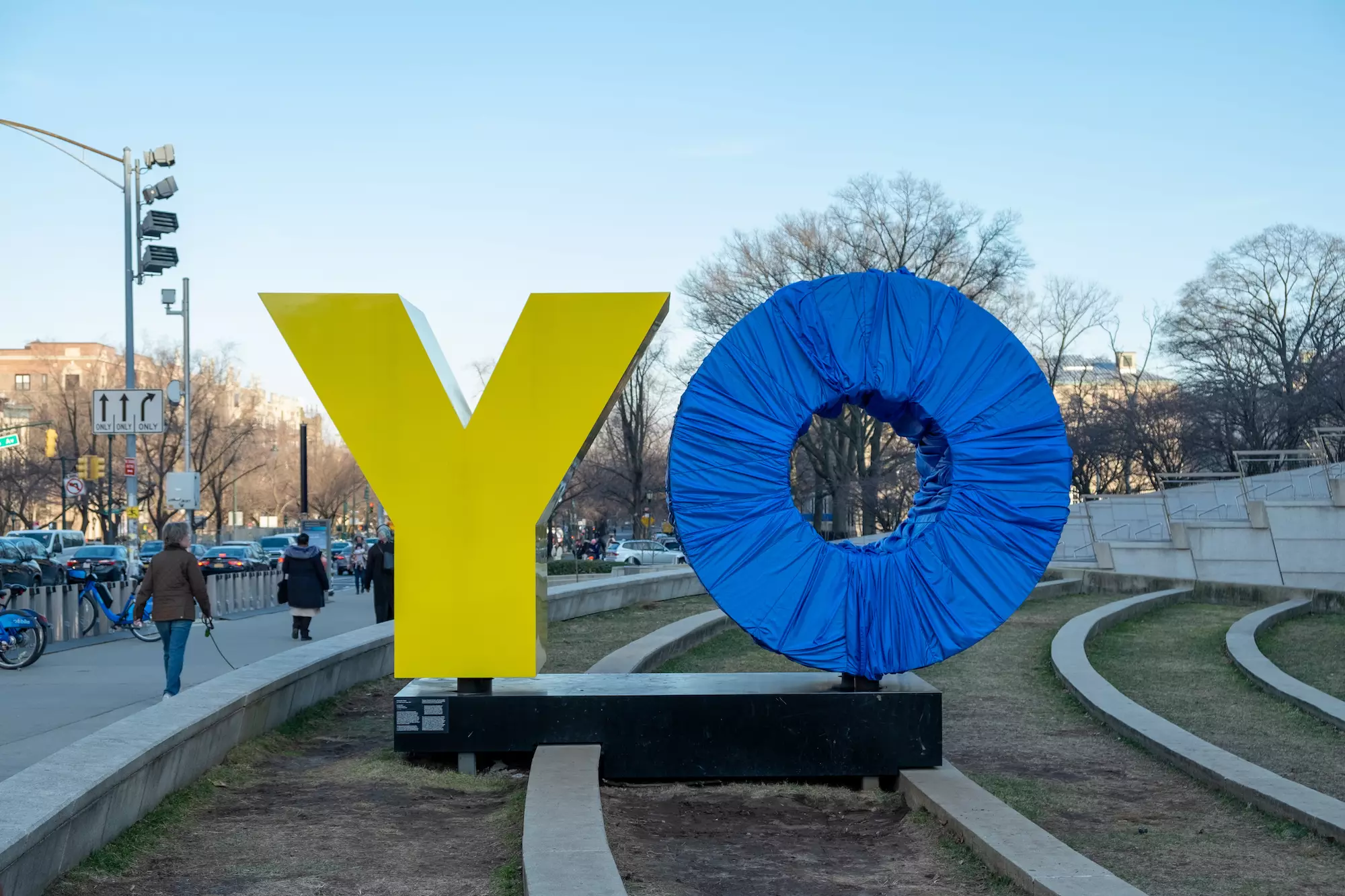 مجسمه نمادین OY/YO موزه بروکلین در پارچه آبی پیچیده شده است تا حمایت از اوکراین را نشان دهد. 453_3