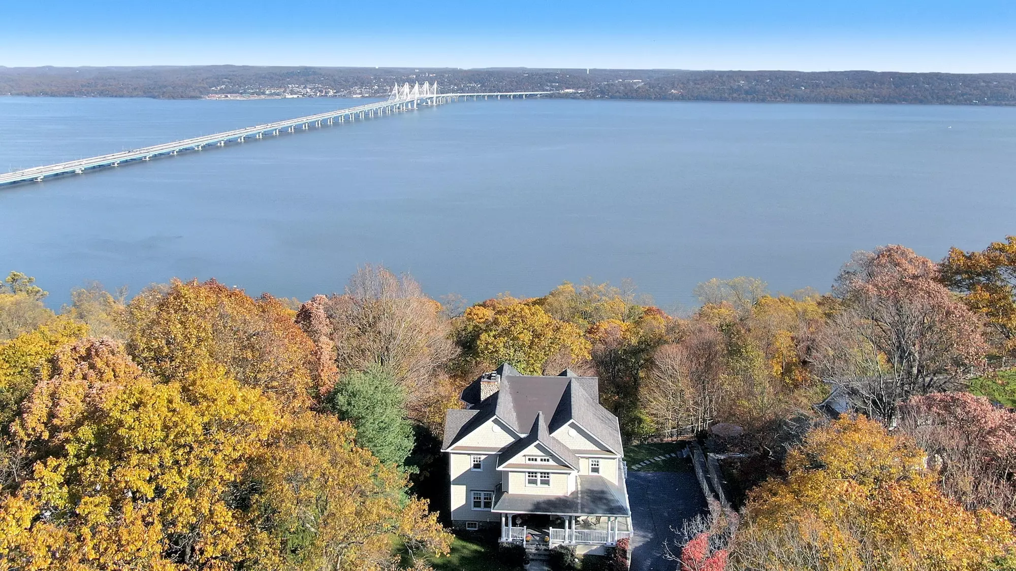 $ 1,7 miljoen cliffside Colonial in Nyack heeft een uitkijktoren van twee verdiepingen met uitzicht op de Hudson River 4563_1