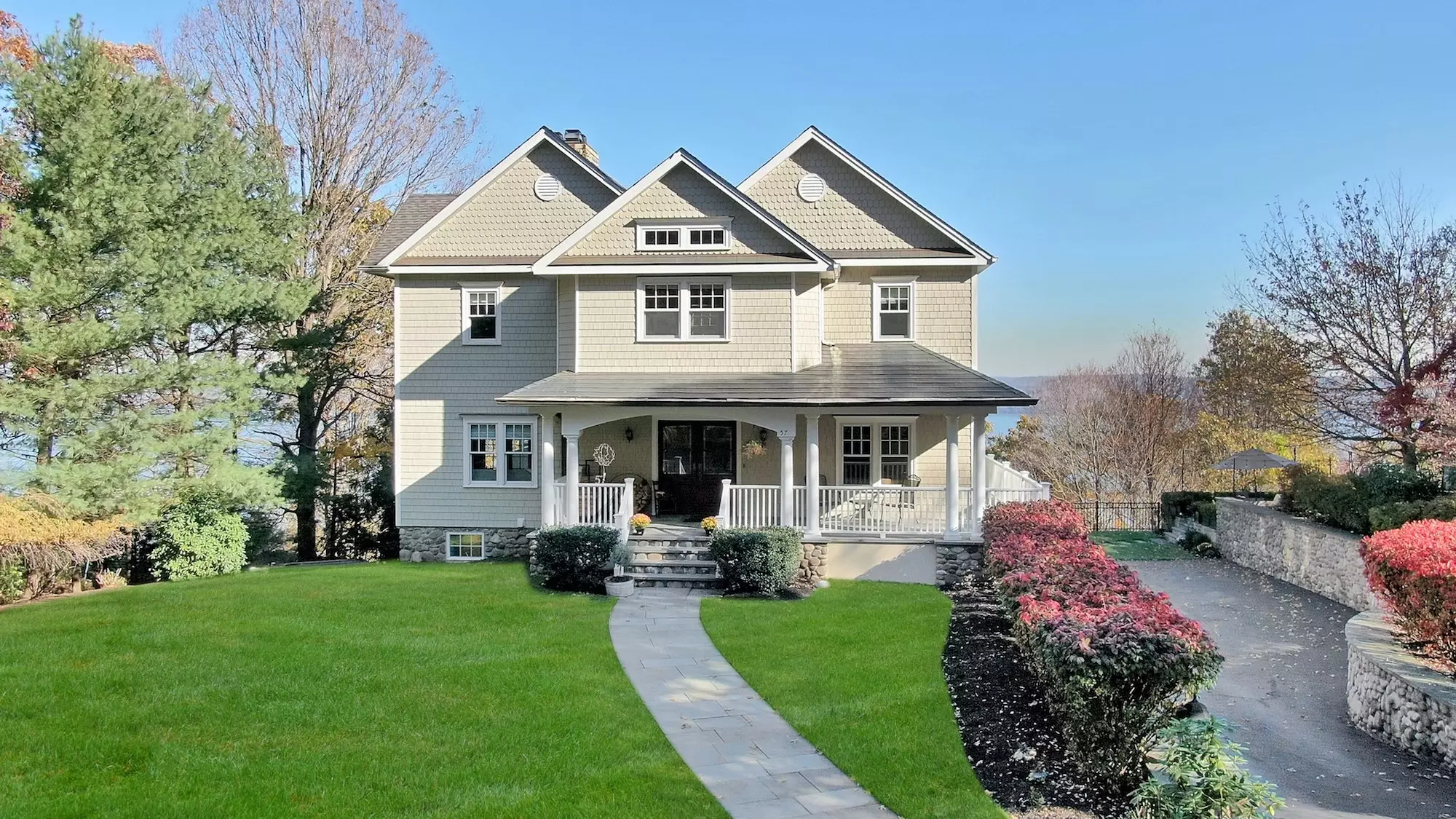 $ 1.7M cliffside Colonial hauv Nyack muaj ob-zaj dab neeg saib mus rau Hudson River 4563_2