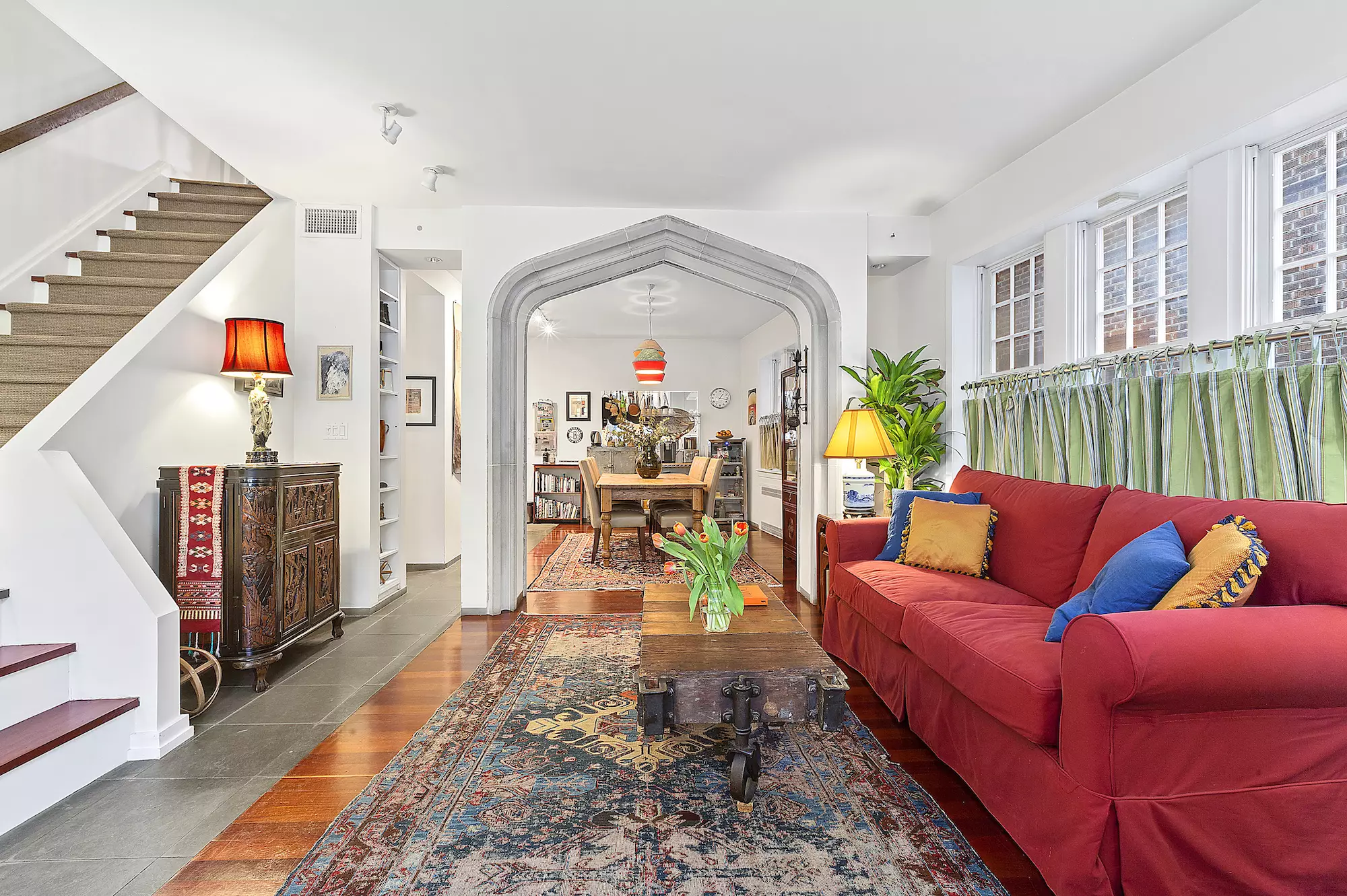 Kwa $ 4.4M, jumba hili la kipekee la Prospect Park West lina barabara ya kibinafsi na karakana 4572_1