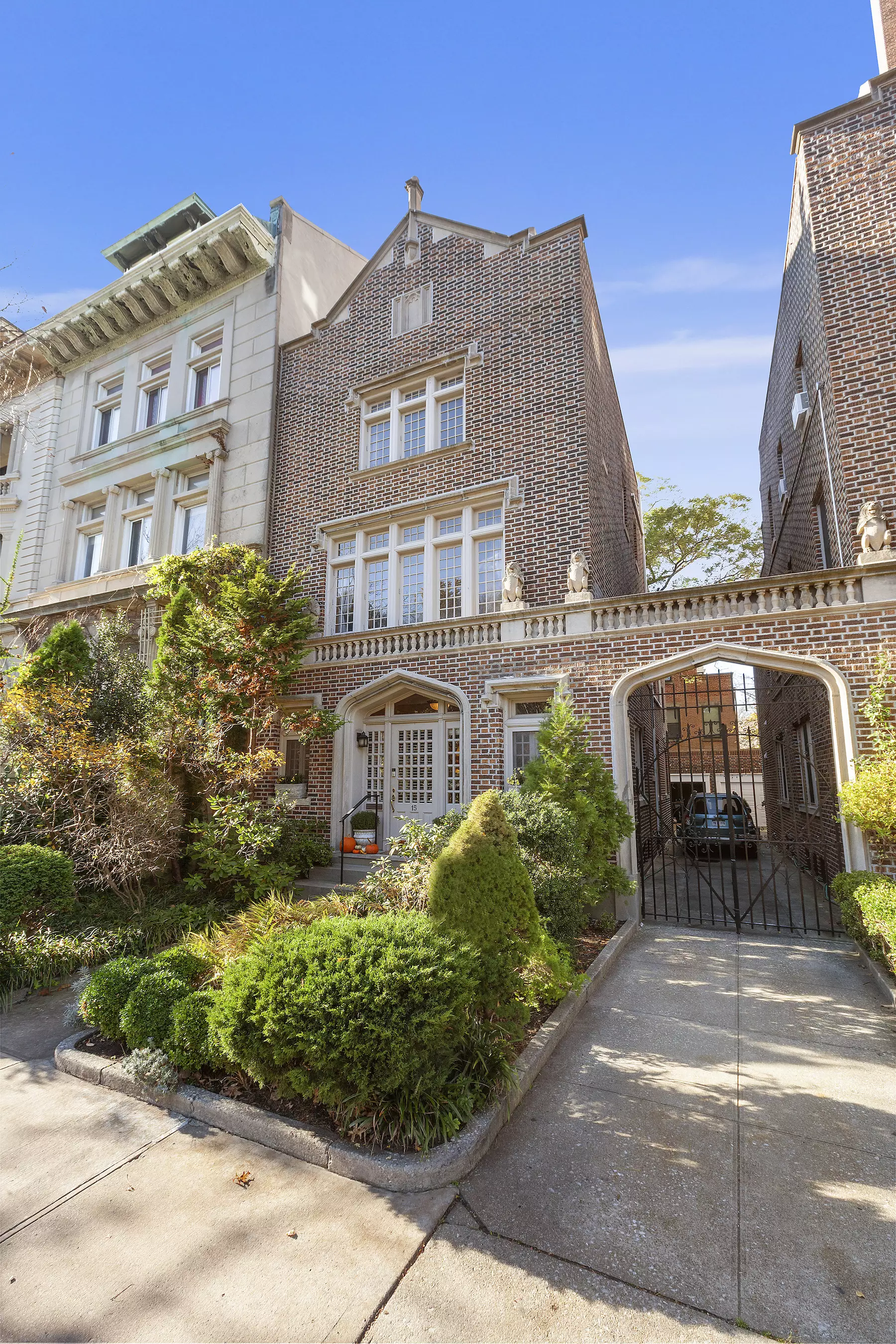 Kwa $ 4.4M, jumba hili la kipekee la Prospect Park West lina barabara ya kibinafsi na karakana 4572_2