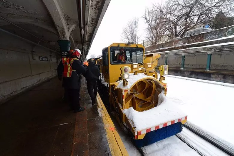 איך ה-MTA מתמודד עם סופות שלגים? מפוחי שלג מונעים על ידי מנוע סילון 4609_1
