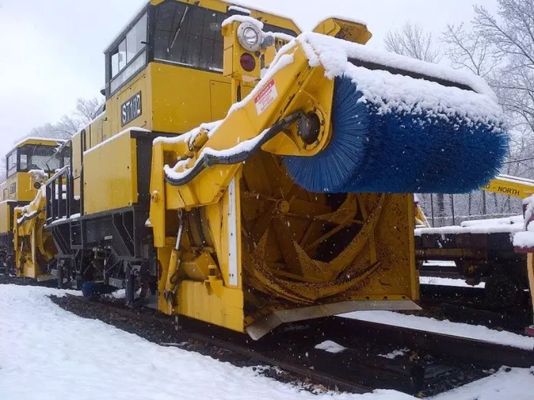 איך ה-MTA מתמודד עם סופות שלגים? מפוחי שלג מונעים על ידי מנוע סילון 4609_2