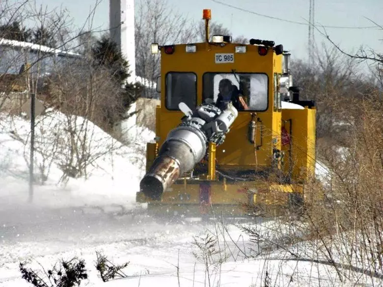 איך ה-MTA מתמודד עם סופות שלגים? מפוחי שלג מונעים על ידי מנוע סילון 4609_3