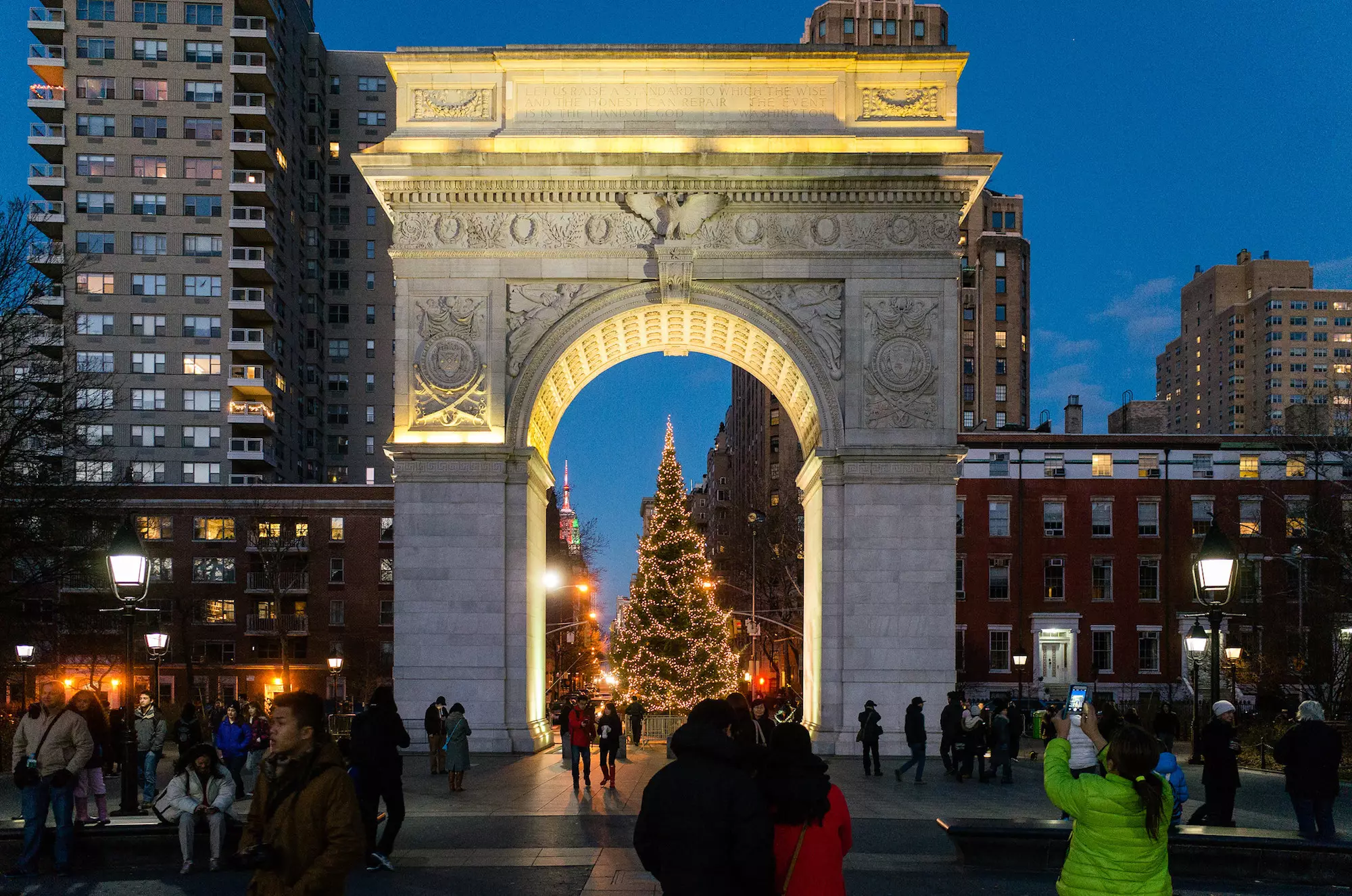 Več kot 80 parkov v New Yorku bo zasijalo s prazničnimi svetlobnimi zasloni 4616_1