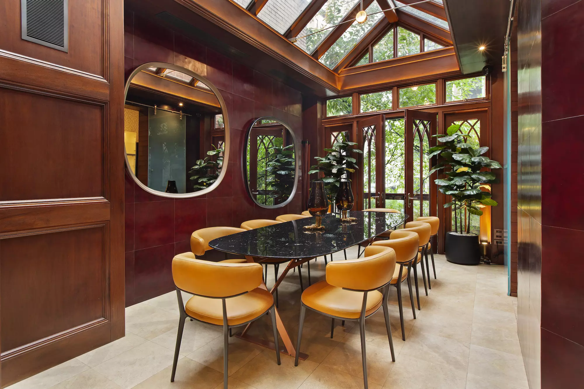 A casa adosada do Upper East Side de 22 millóns de dólares ten unha sala multimedia de teca, un solárium de mediados de século e detalles de neón 4622_1