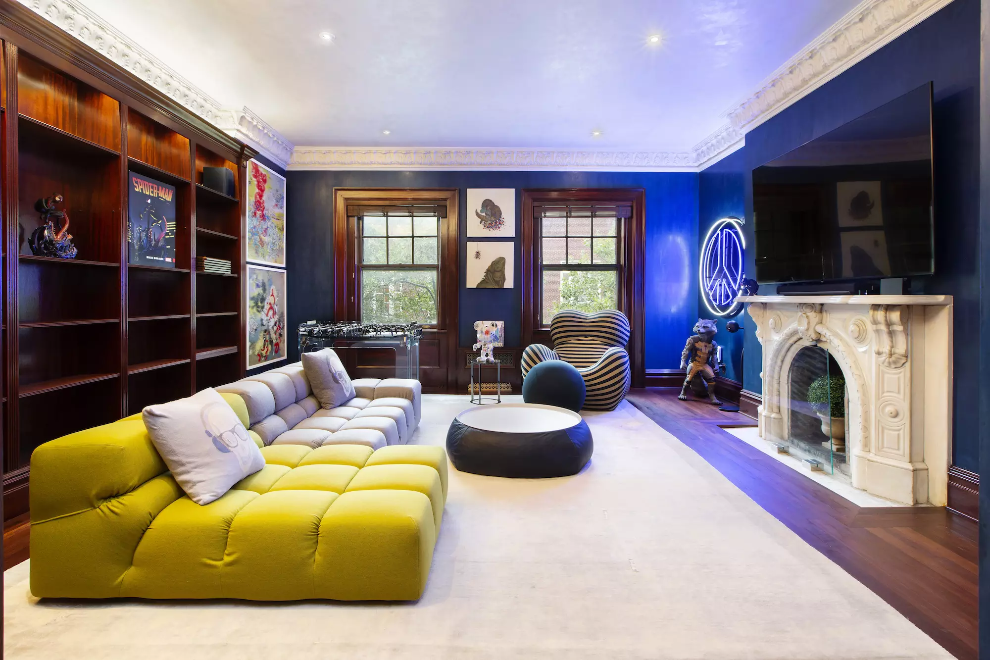 La residenza da 22 milioni di dollari nell'Upper East Side dispone di una sala multimediale in teak, un solarium di metà secolo e accenti al neon 4622_14