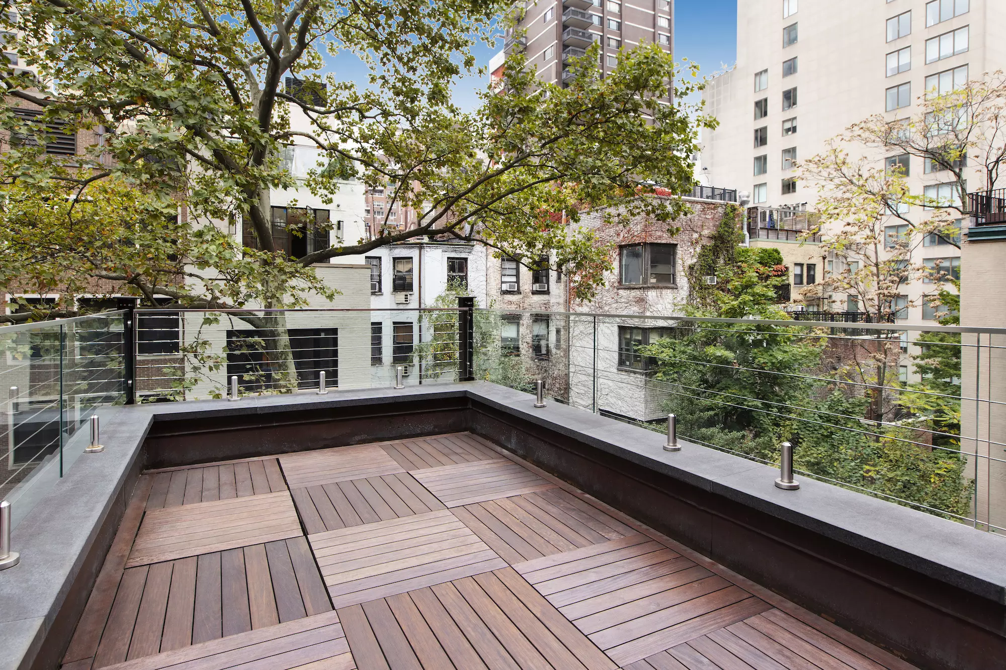 A casa adosada do Upper East Side de 22 millóns de dólares ten unha sala multimedia de teca, un solárium de mediados de século e detalles de neón 4622_15