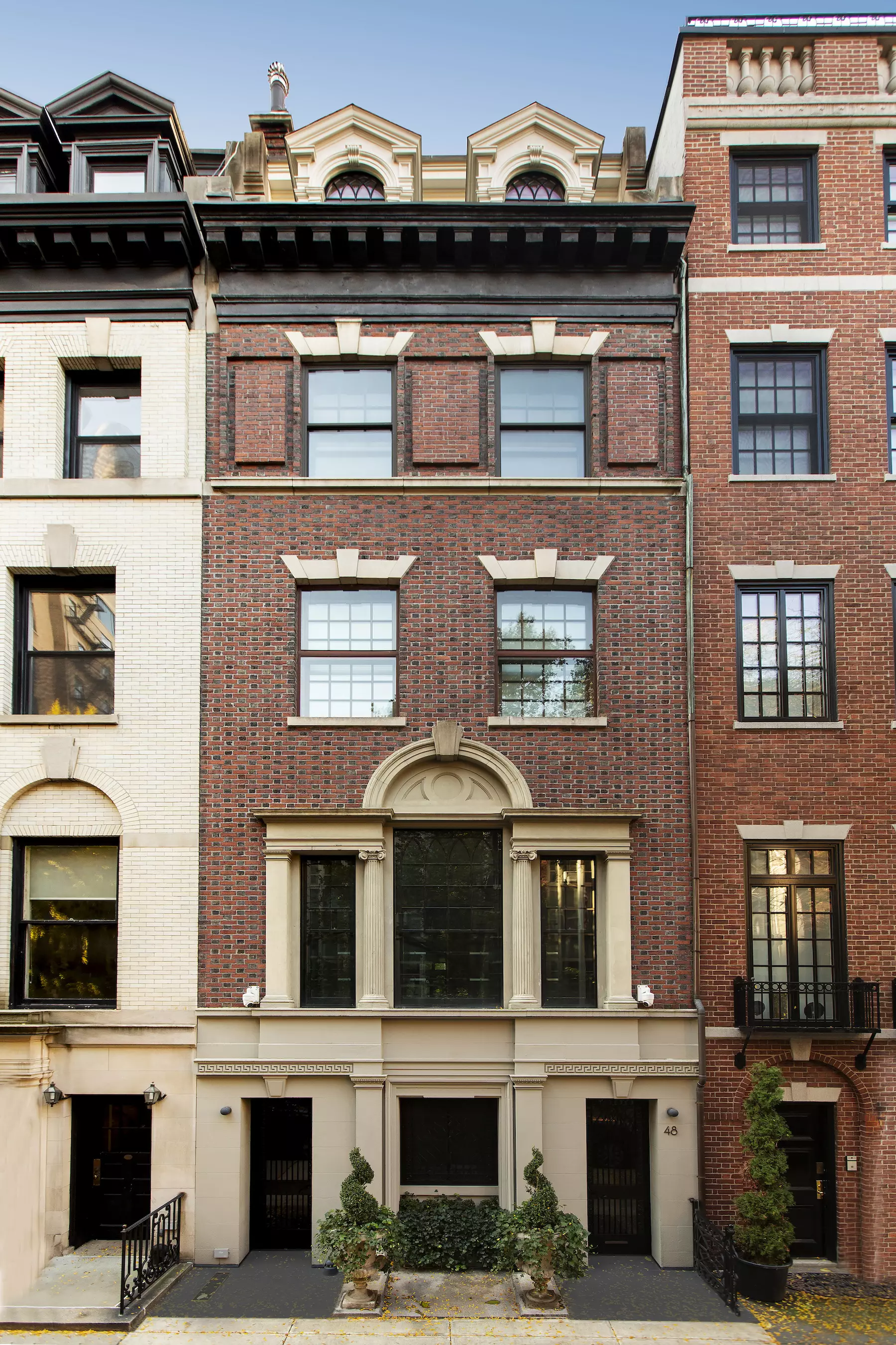 Mestna hiša na Upper East Sideu v vrednosti 22 milijonov dolarjev ima medijsko sobo iz tikovine, solarij iz sredine stoletja in neonske poudarke 4622_19
