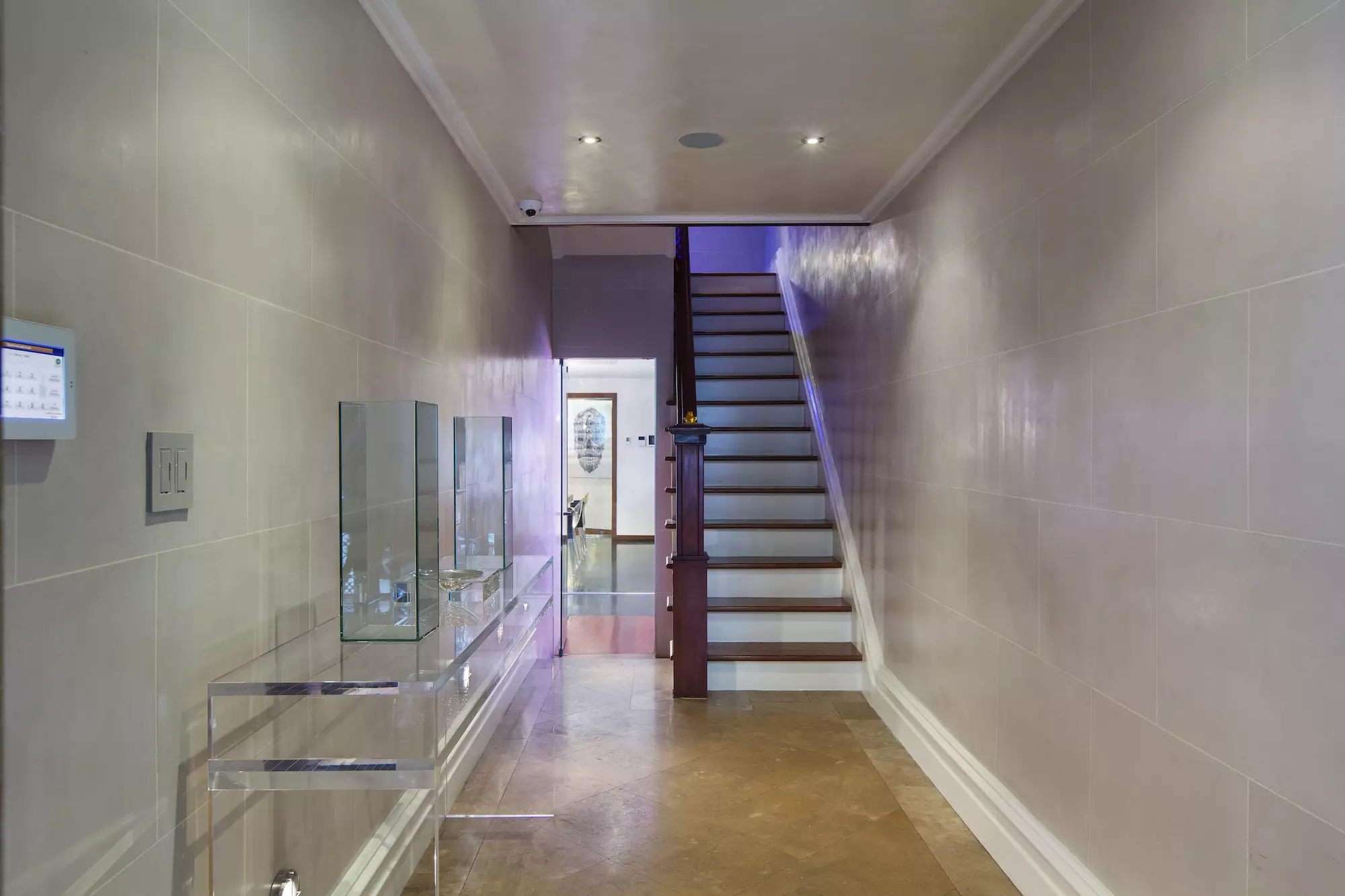 A casa adosada do Upper East Side de 22 millóns de dólares ten unha sala multimedia de teca, un solárium de mediados de século e detalles de neón 4622_2