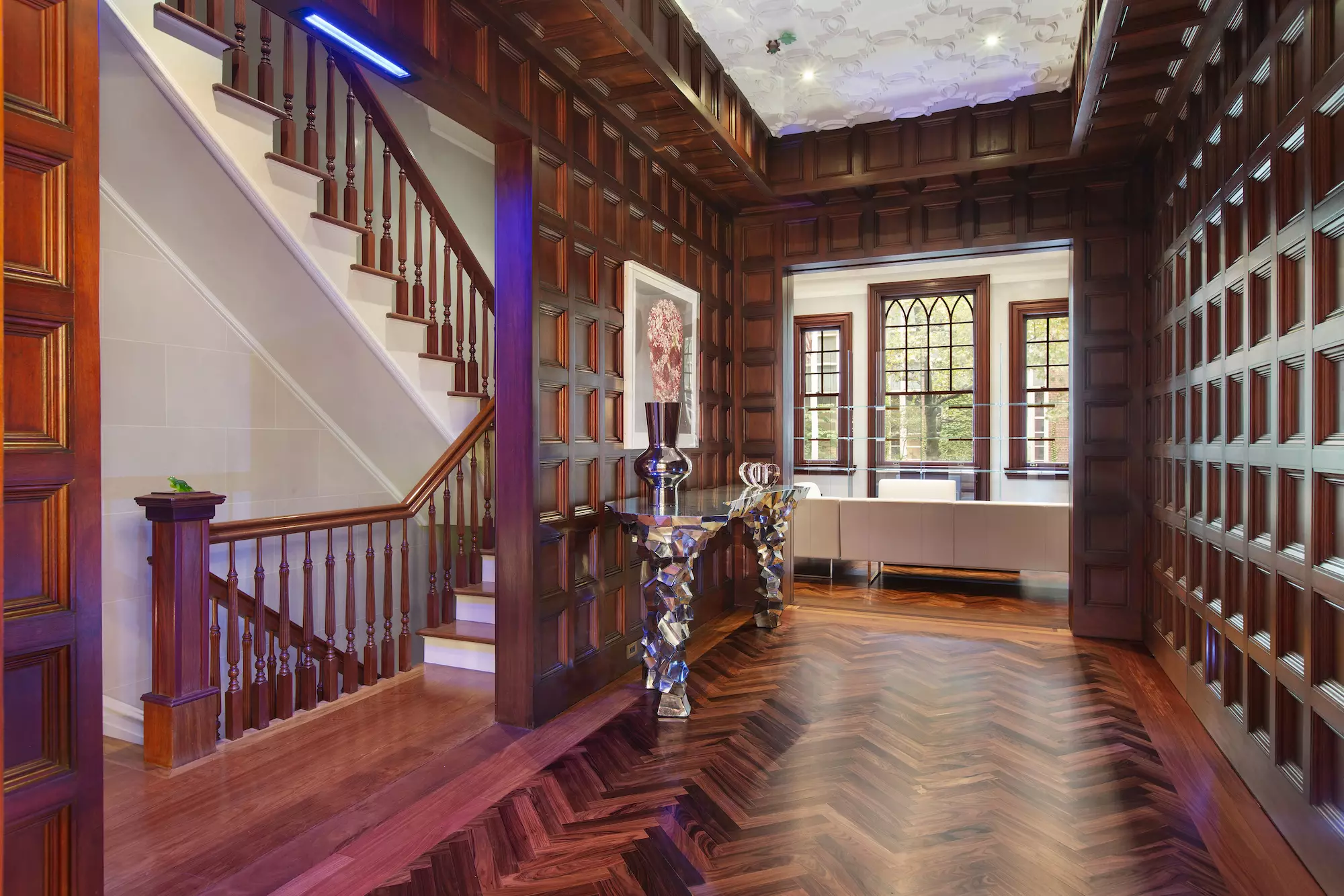 A casa adosada do Upper East Side de 22 millóns de dólares ten unha sala multimedia de teca, un solárium de mediados de século e detalles de neón 4622_6