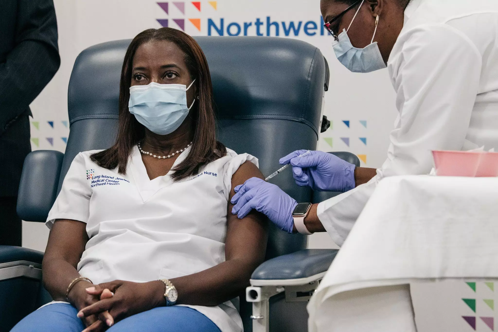 La infermera de Nova York és la primera del país a rebre la vacuna contra la COVID-19 4626_1