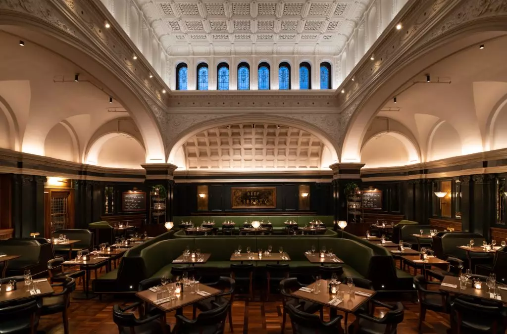 تم افتتاح مطعم Hawksmoor الشهير في لندن في مبنى United Charities التاريخي في Gramercy