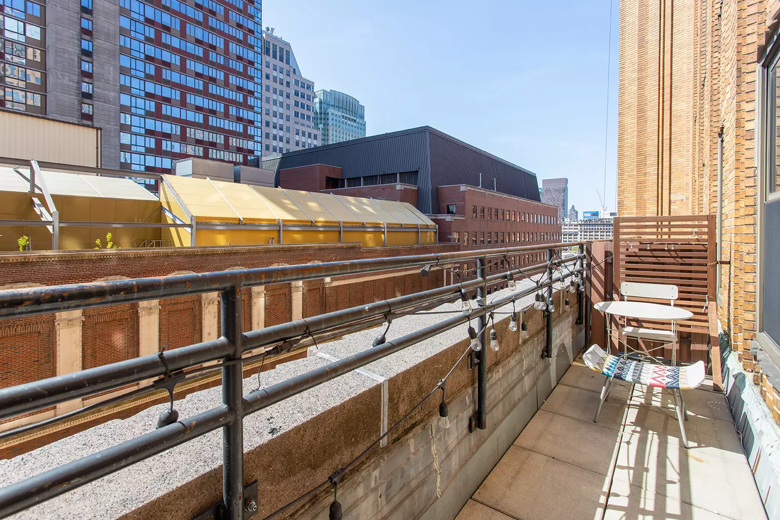 بروکلین کی پہلی فلک بوس عمارت میں، اس $1.4M کونڈو میں میگزین کے لیے تیار کچن اور ایک نجی چھت ہے 4718_3