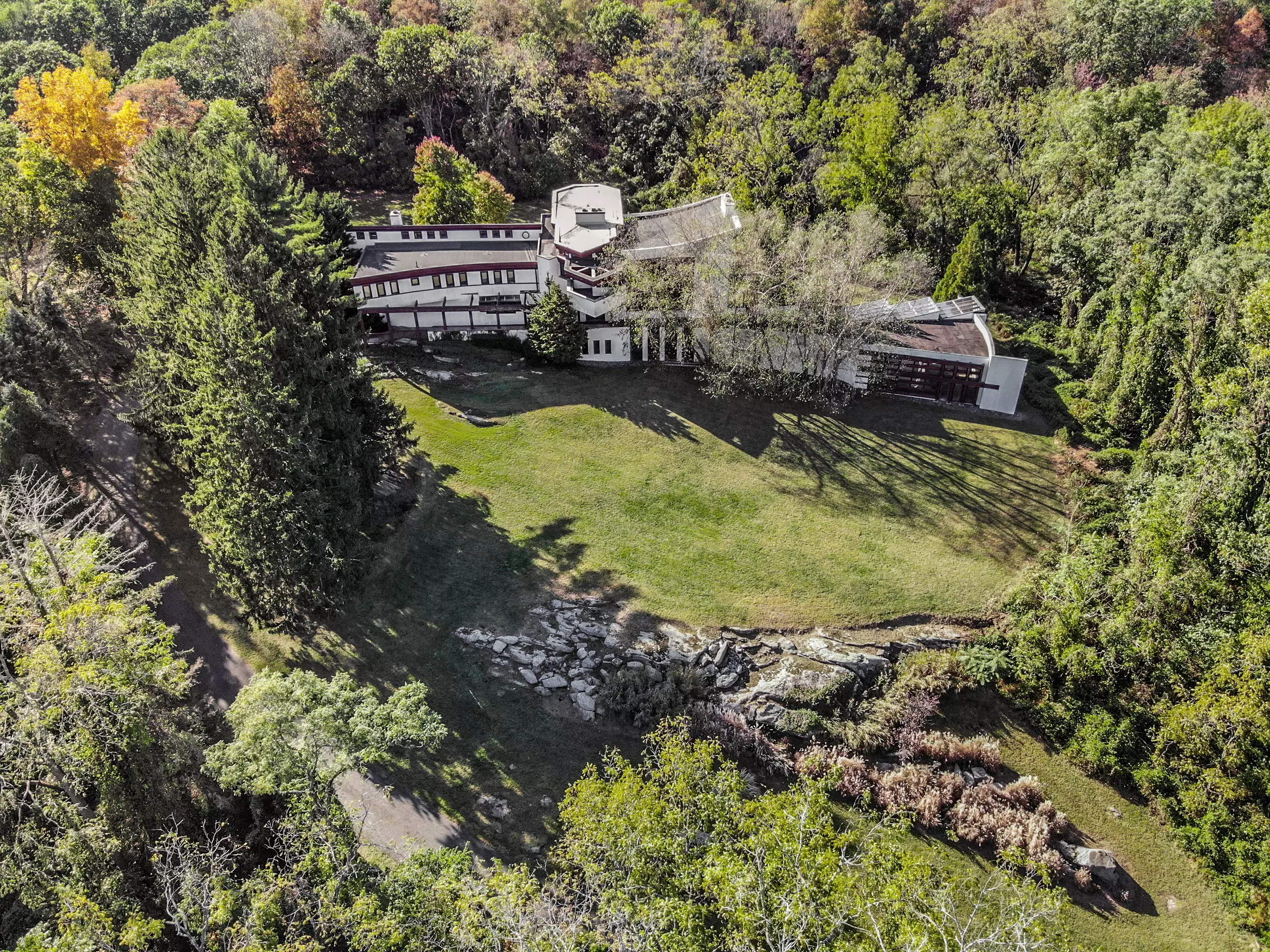 $3.3M Westchester Estate är en blandning av mitten av århundradet av prärie och sydvästra stilar 4795_3