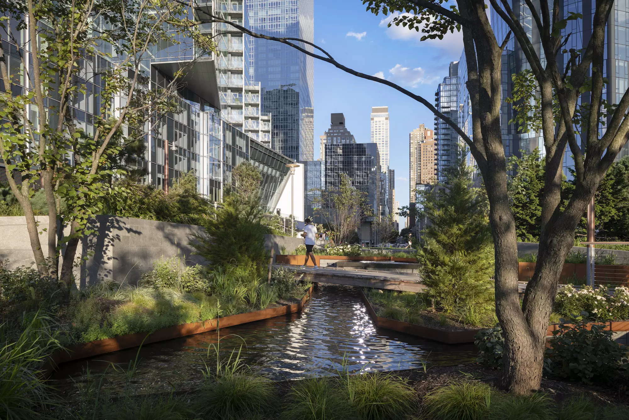 어퍼 웨스트 사이드(Upper West Side)의 워터라인 스퀘어(Waterline Square)에서 뉴욕시의 최신 공공 공원을 구경하세요. 4833_5