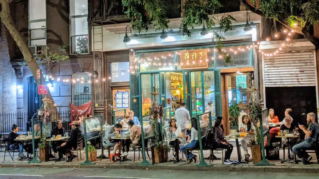New York mécht Restauranten a Turnstonnen um 22 Auer zou, limitéiert Versammlungen op 10 Leit