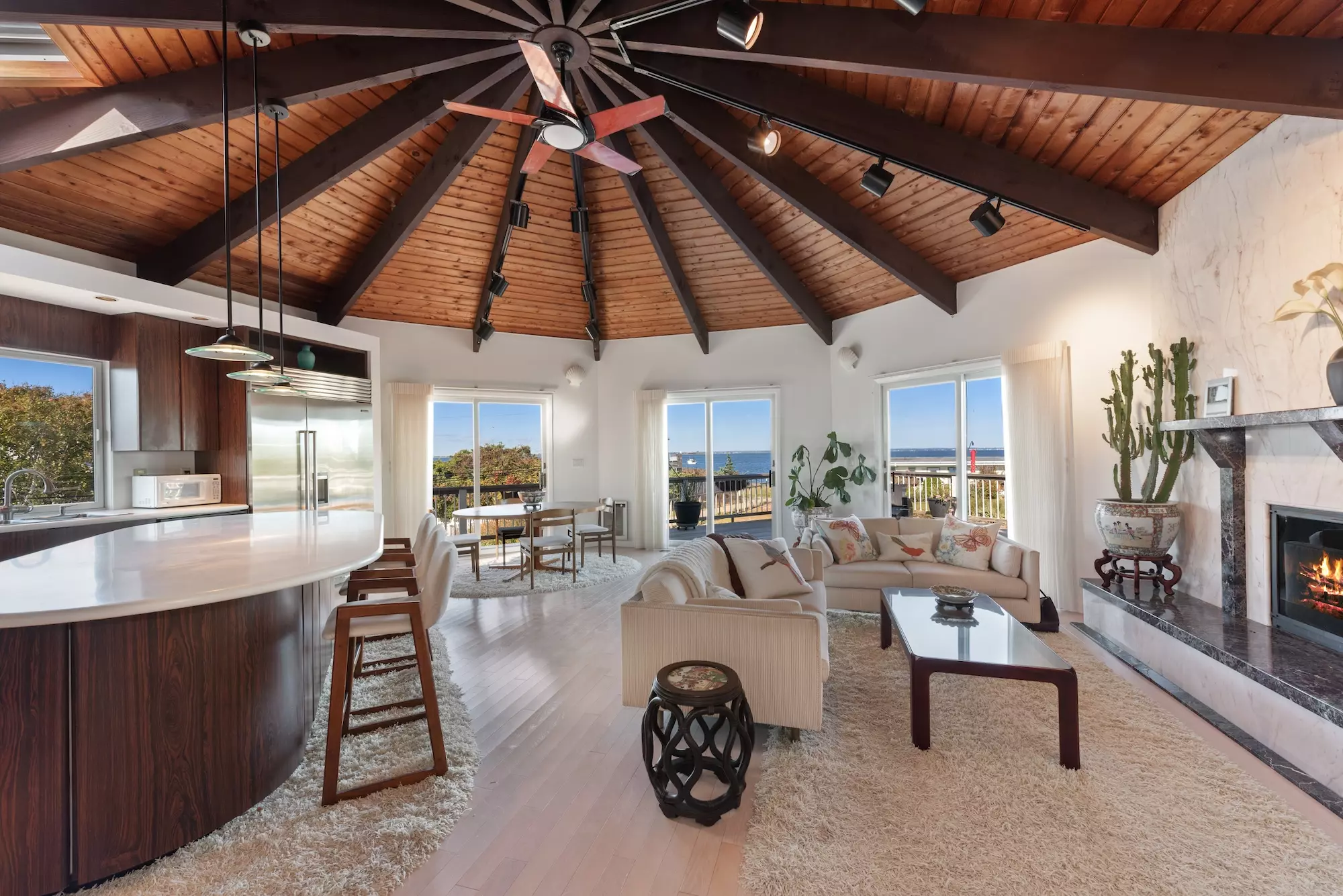 На остров Fire Island дом с форма на осмоъгълник с изглед към залива и две палуби иска 1,78 милиона долара 4899_1