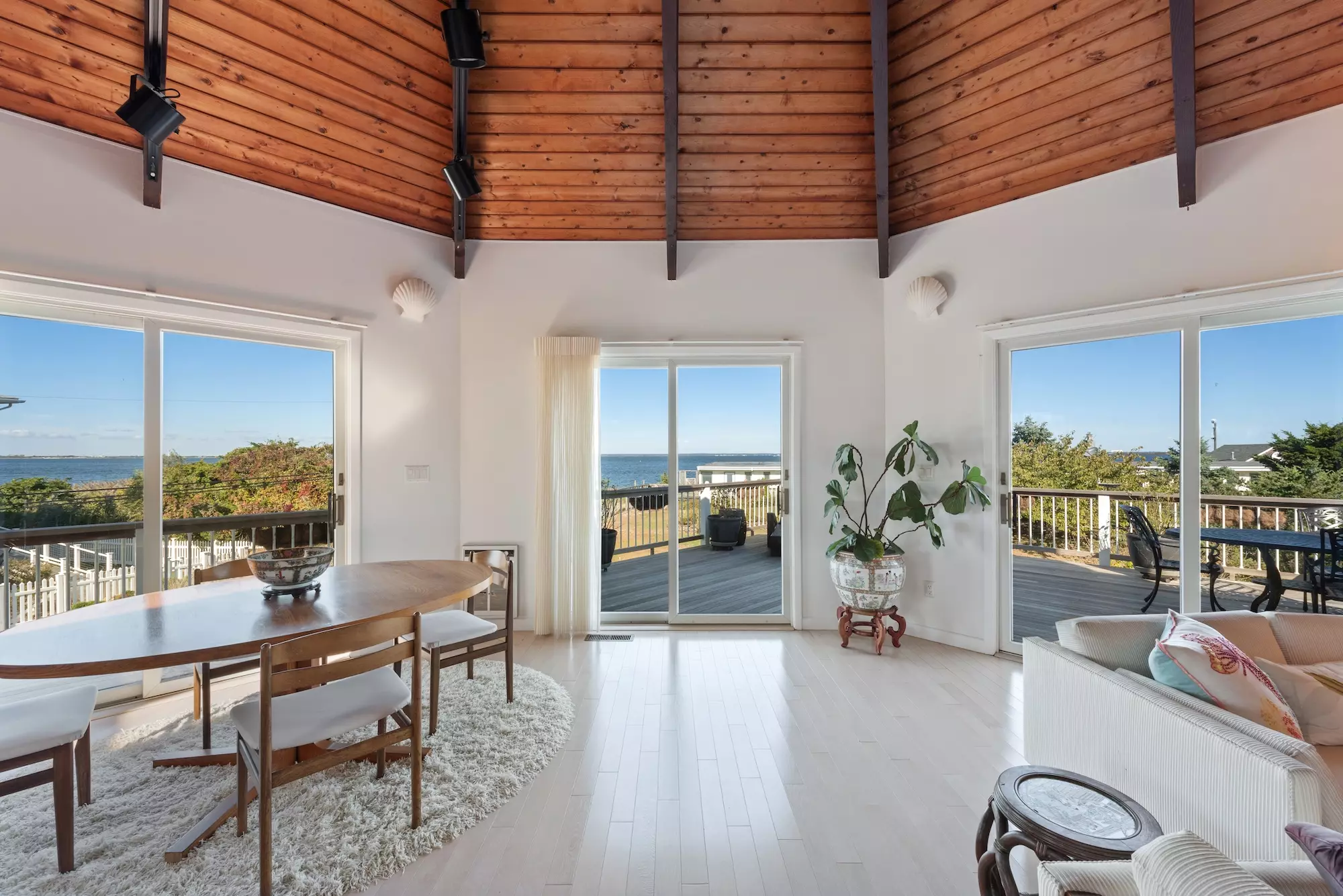 На остров Fire Island дом с форма на осмоъгълник с изглед към залива и две палуби иска 1,78 милиона долара 4899_4