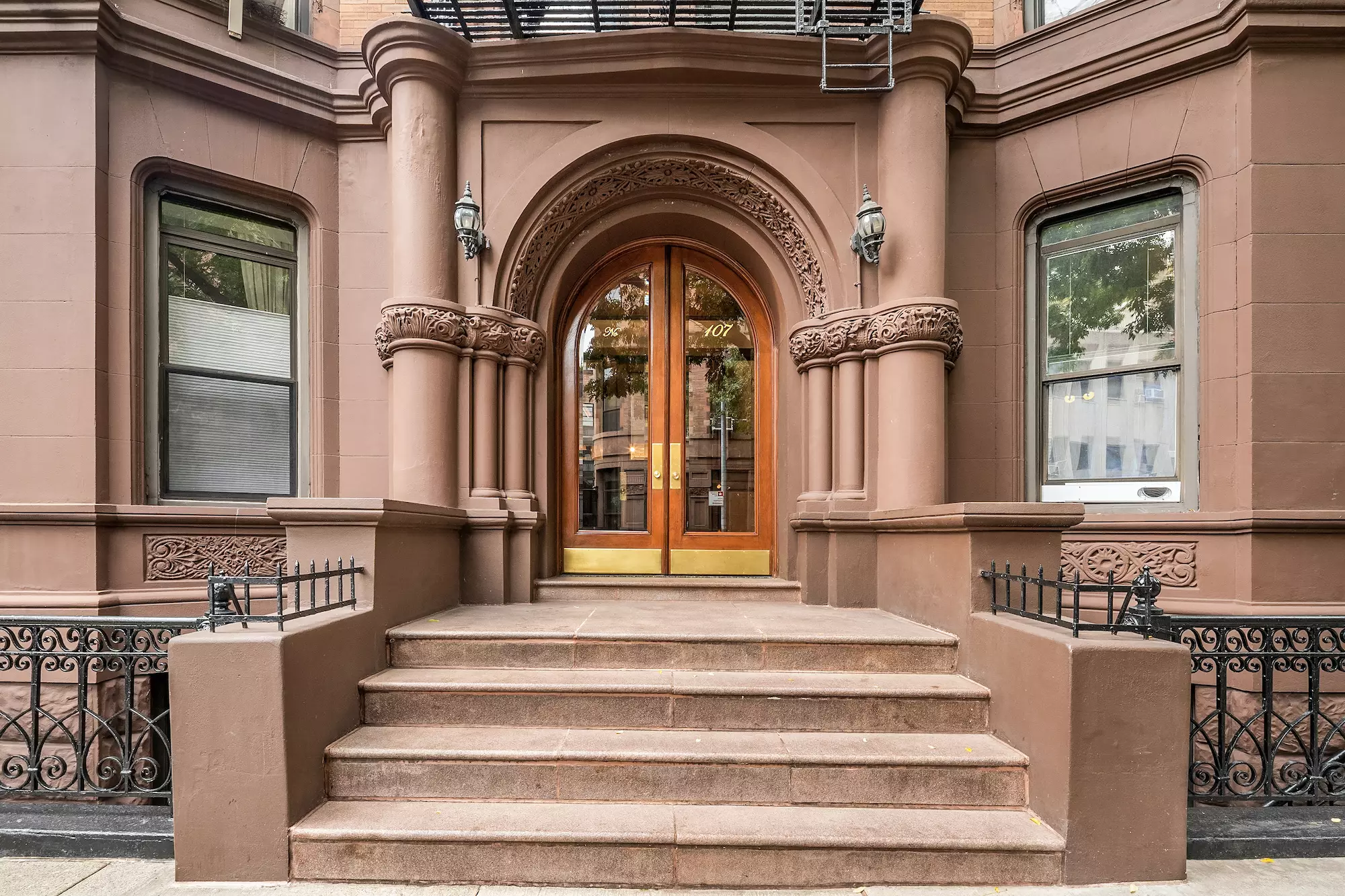 Ralph Lauren-ի գործադիր տնօրենը ցուցակագրել է Upper West Side կոոպերատիվը, որը լի է ինդուստրիալ-շքեղ ոճով 3,5 միլիոն դոլարով: 4932_2