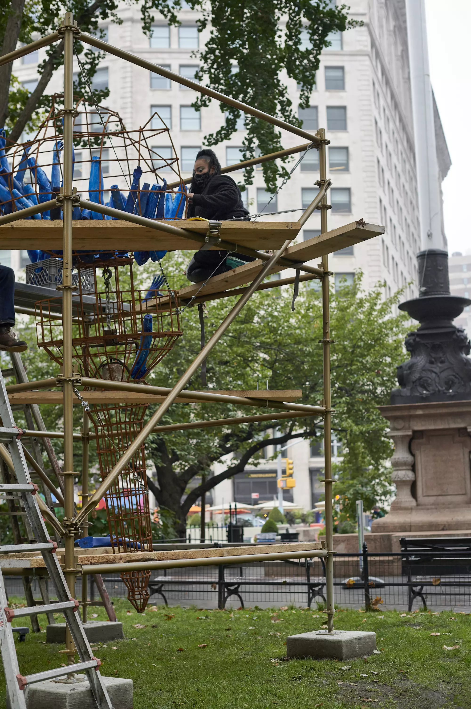 Tác phẩm điêu khắc mới ở Công viên Quảng trường Madison sử dụng ngọn đuốc của Nữ thần Tự do để tượng trưng cho các cuộc đấu tranh của thành phố 4962_3