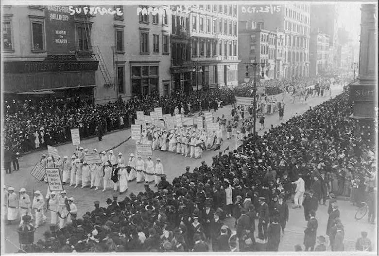 1915-يىلى 23-ئۆكتەبىر ، ئونمىڭلىغان NYC ئاياللىرى بېلەت تاشلاش ھوقۇقى ئۈچۈن يۈرۈش قىلدى