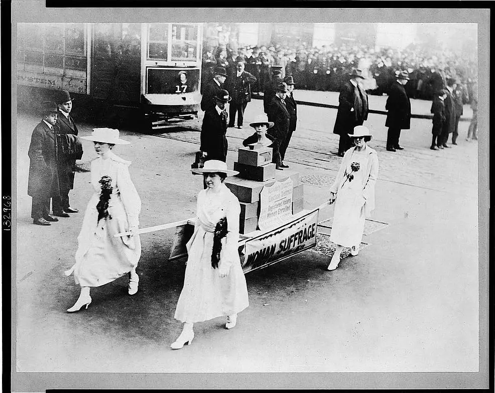 23 кастрычніка 1915 года дзесяткі тысяч жанчын Нью-Йорка выйшлі на марш за права голасу 4988_2