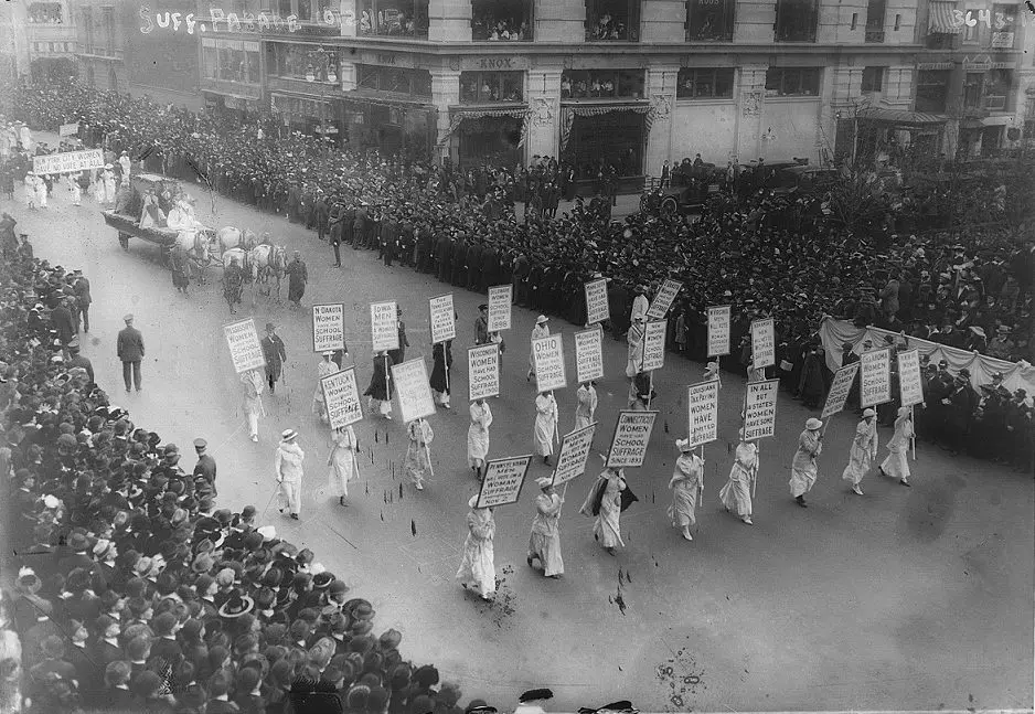 ಅಕ್ಟೋಬರ್ 23, 1915 ರಂದು, ಹತ್ತಾರು NYC ಮಹಿಳೆಯರು ಮತದಾನದ ಹಕ್ಕಿಗಾಗಿ ಮೆರವಣಿಗೆ ನಡೆಸಿದರು 4988_3