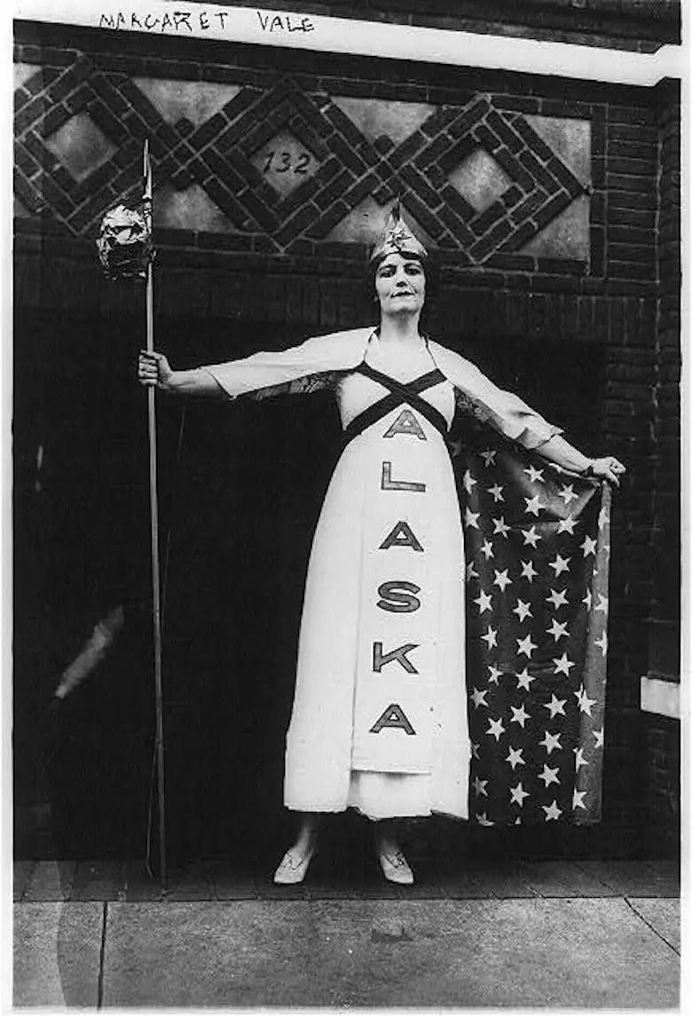 23 октября 1915 года десятки тысяч женщин Нью-Йорка вышли на марш за право голоса. 4988_4