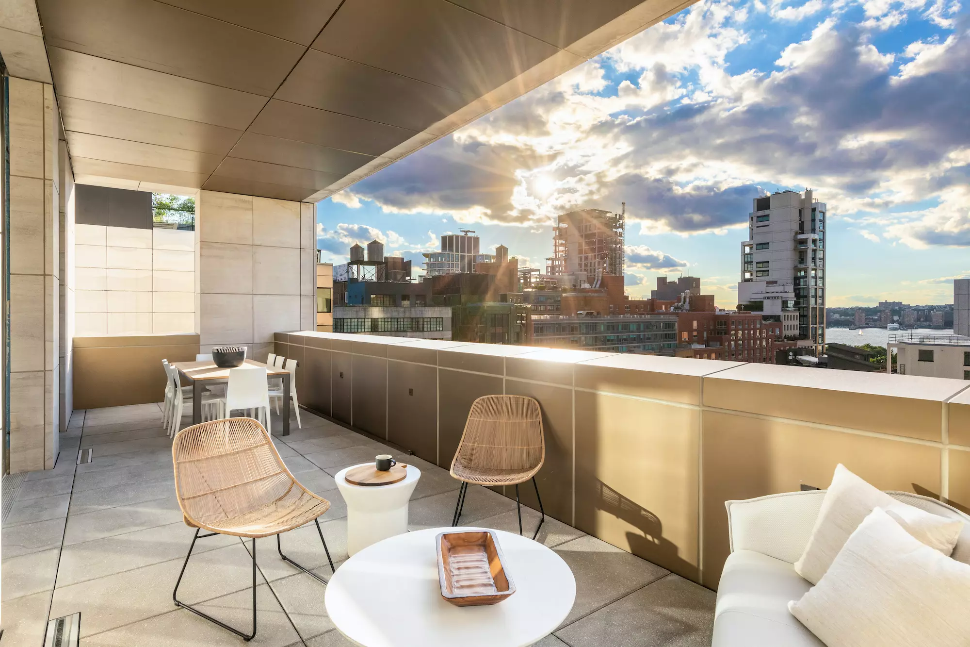 $16M Chelsea penthouse တွင် မယုံနိုင်စရာ Hudson Yards မြင်ကွင်းများပါရှိသော အပြင်ဘက်တွင် 3 ခန်းပါရှိသည်။ 4990_4