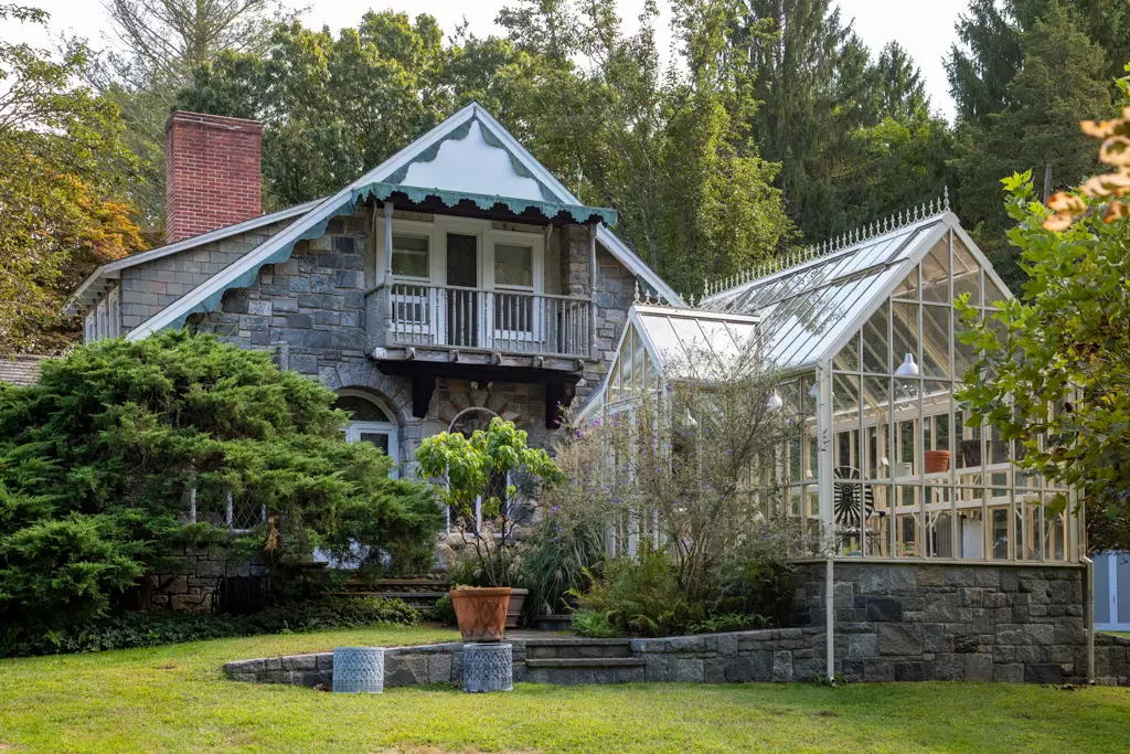 Bất động sản của Morley Safer trong 60 phút ở Connecticut trị giá 1,5 triệu đô la Mỹ có một ngôi nhà bằng đá, xưởng vẽ của nhà văn, v.v. 5014_1