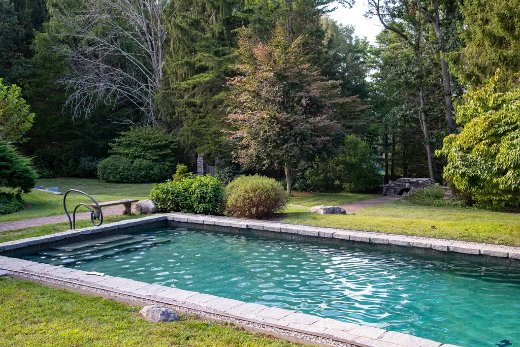 $1.5M Connecticut estate of 60 Minutes’ Ang Morley Safer ay may stone cottage, writer's studio, at higit pa 5014_17