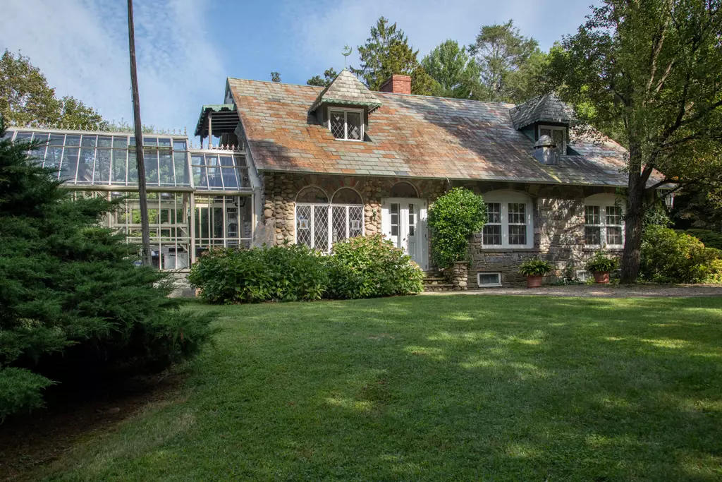 价值 150 万美元的康涅狄格州 60 分钟庄园 Morley Safer 拥有一座石屋、作家工作室等 5014_4
