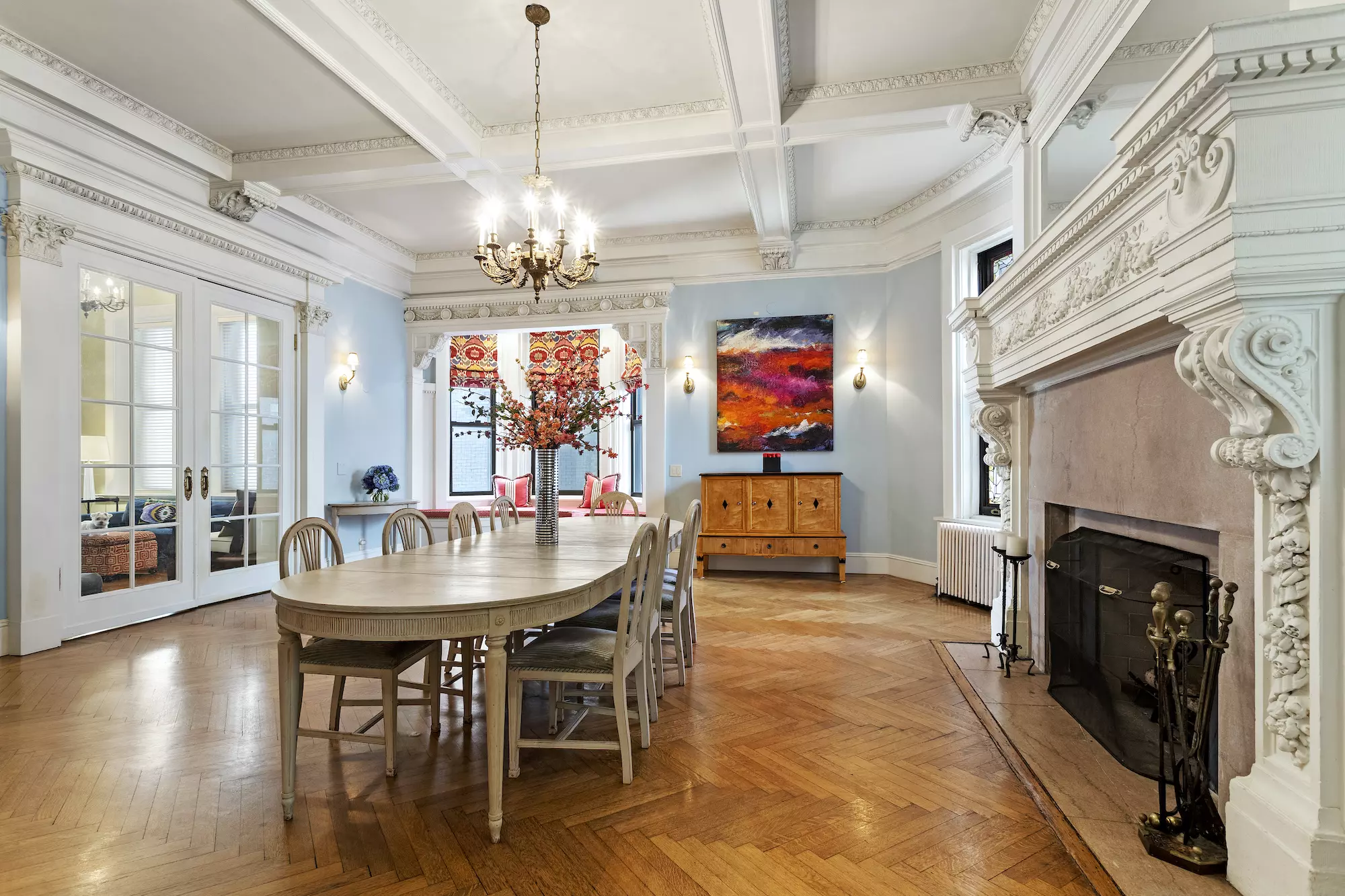 Šiame 3,2 mln. USD vertės Upper West Side trijų miegamųjų numeryje gausu klasikinių „Beaux-Arts“ detalių 5043_2