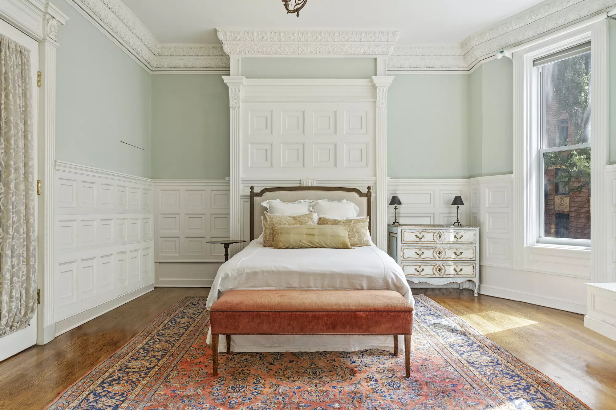 Butiran Classic Beaux-Arts banyak terdapat di tiga bilik tidur Upper West Side bernilai $3.2M ini 5043_5