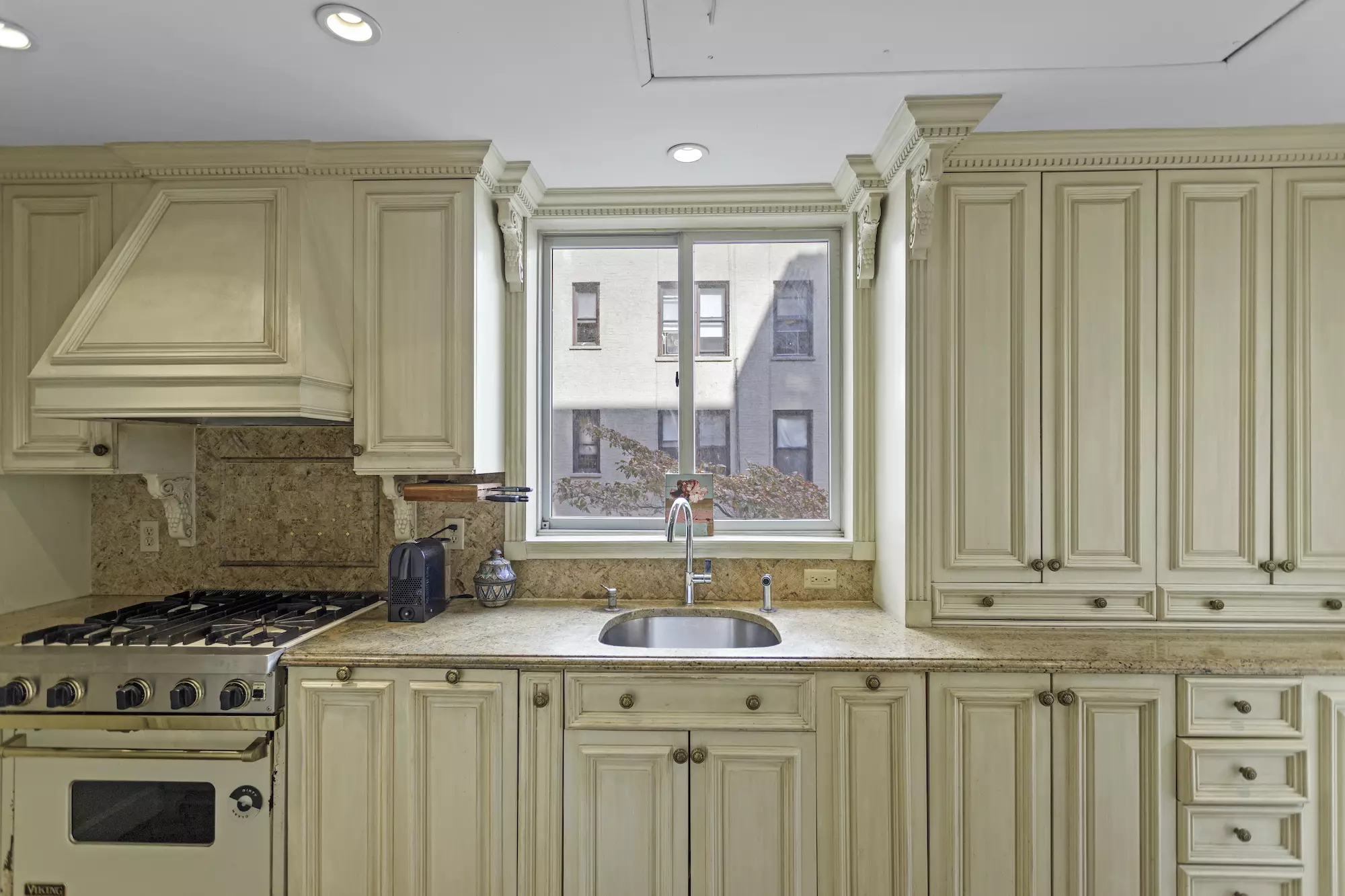 Awọn alaye Beaux-Arts Alailẹgbẹ pọ si ni yara iyẹwu mẹta $ 3.2M Upper West Side yii 5043_7