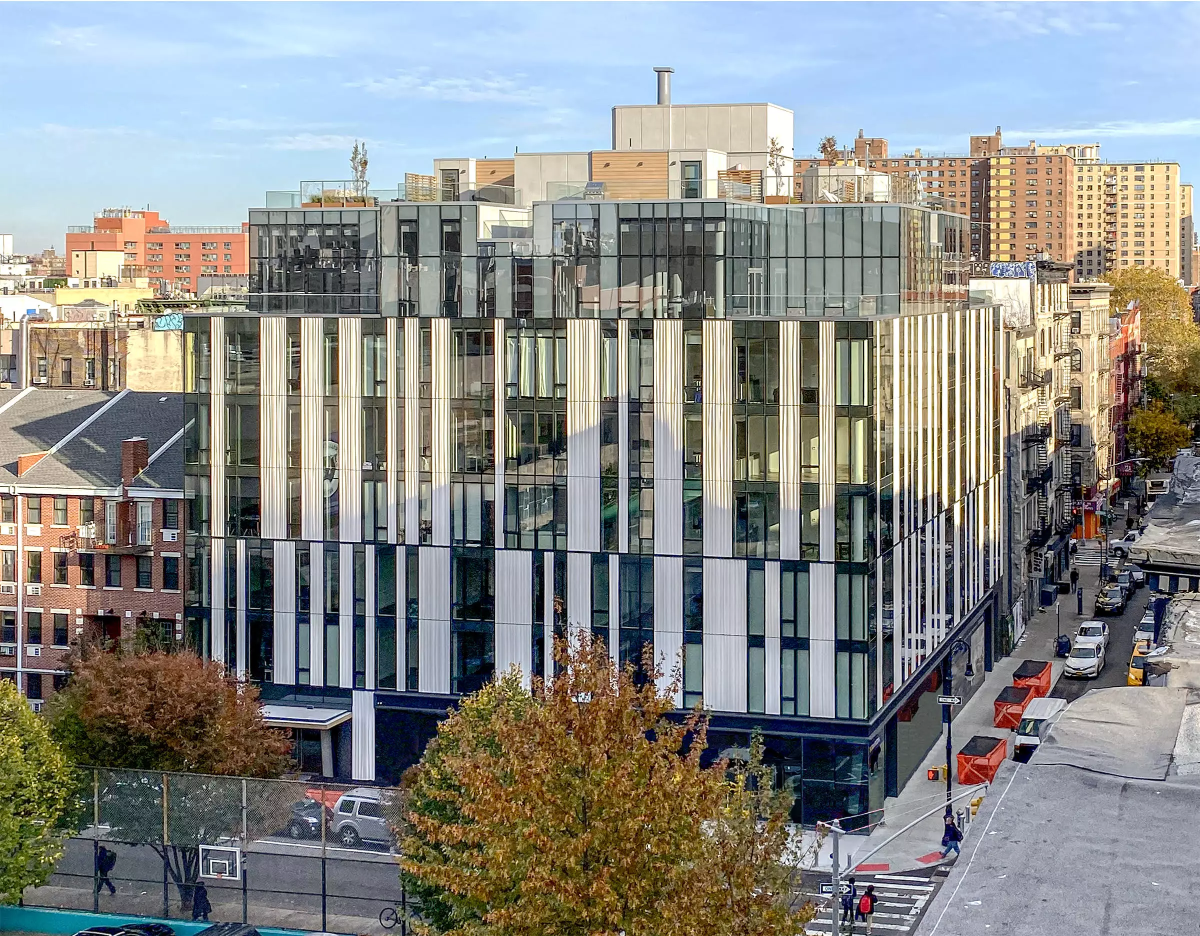 Lower East Sides glasagtige nye lejlighed har en udendørs tagterrasse med pejs og udsigt over byen 5047_1
