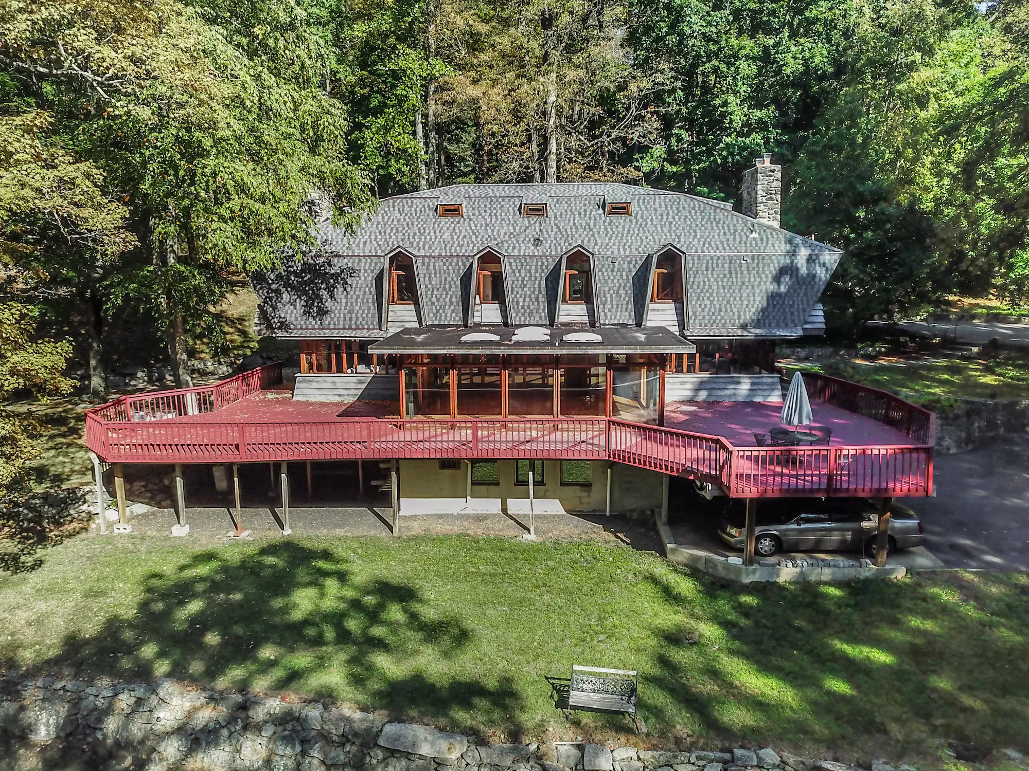 $875.000 hjem ved søen i Westchester blev designet af en Frank Lloyd Wright-studerende 5063_4