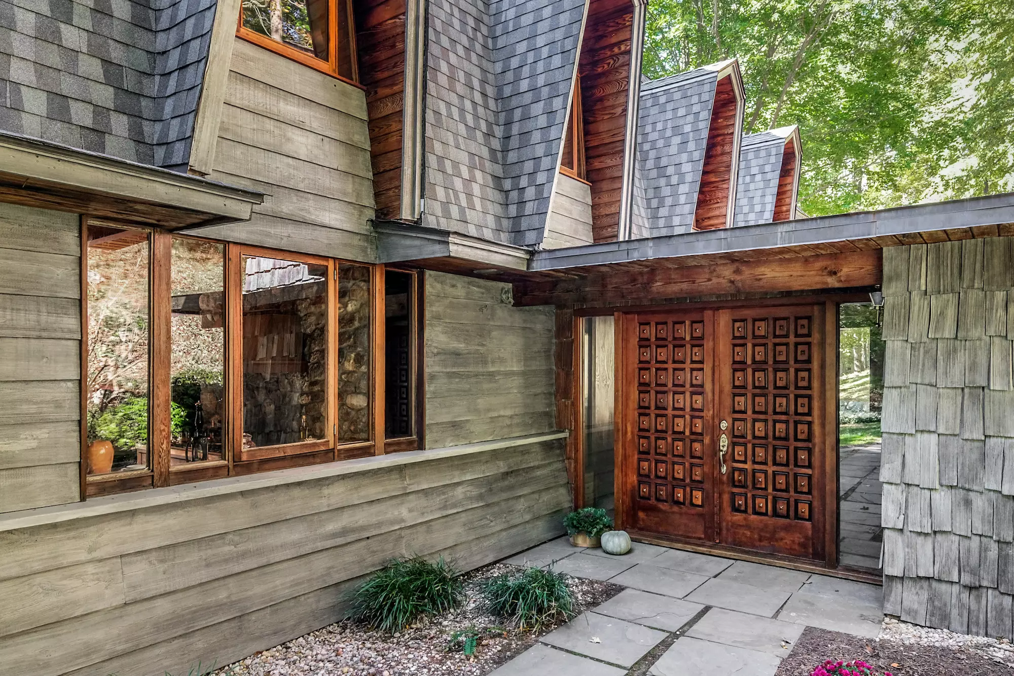 $875.000 hjem ved søen i Westchester blev designet af en Frank Lloyd Wright-studerende 5063_5