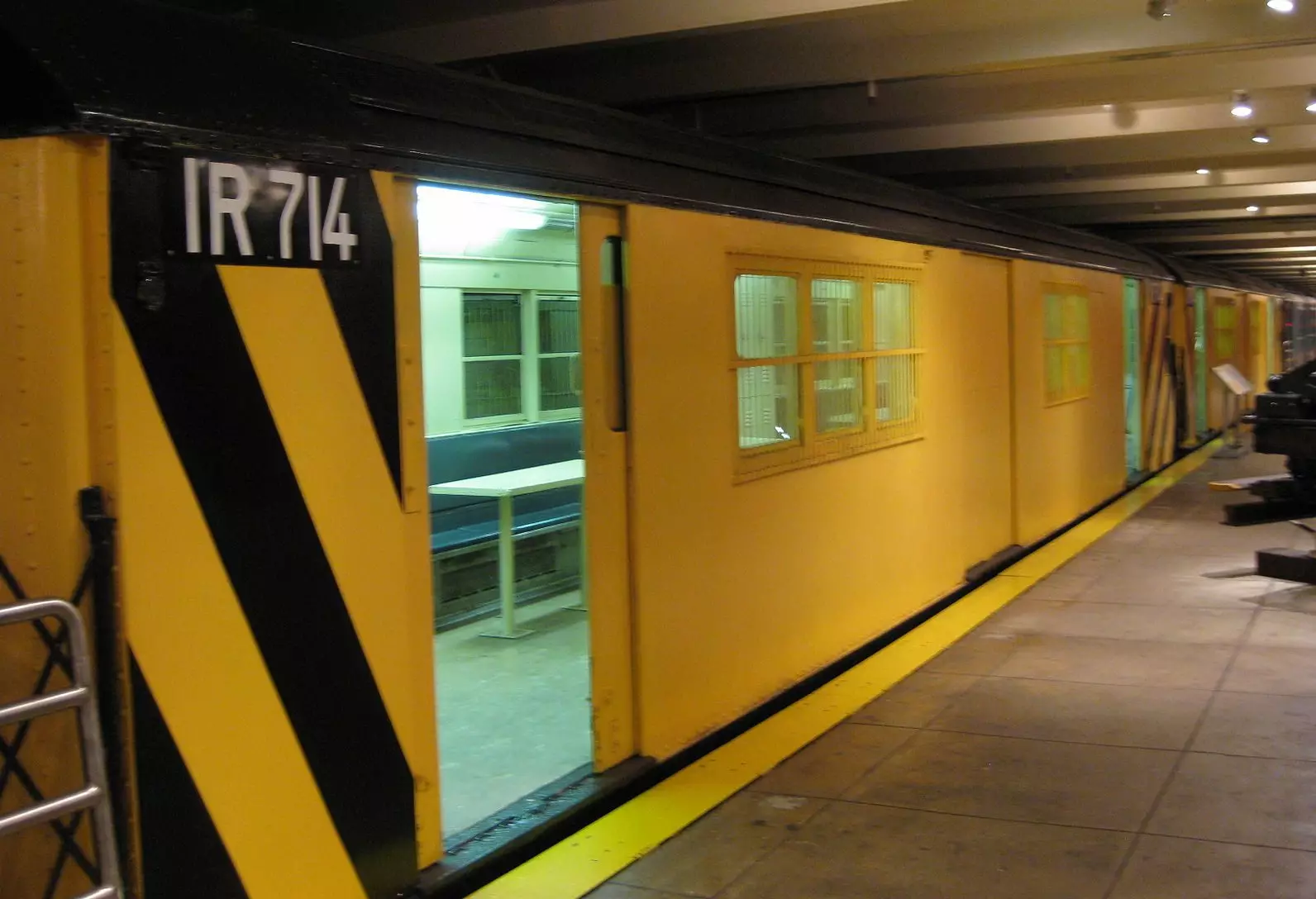 Știați că MTA a avut un tren de bani blindat care a circulat din 1951 până în 2006? 5095_2