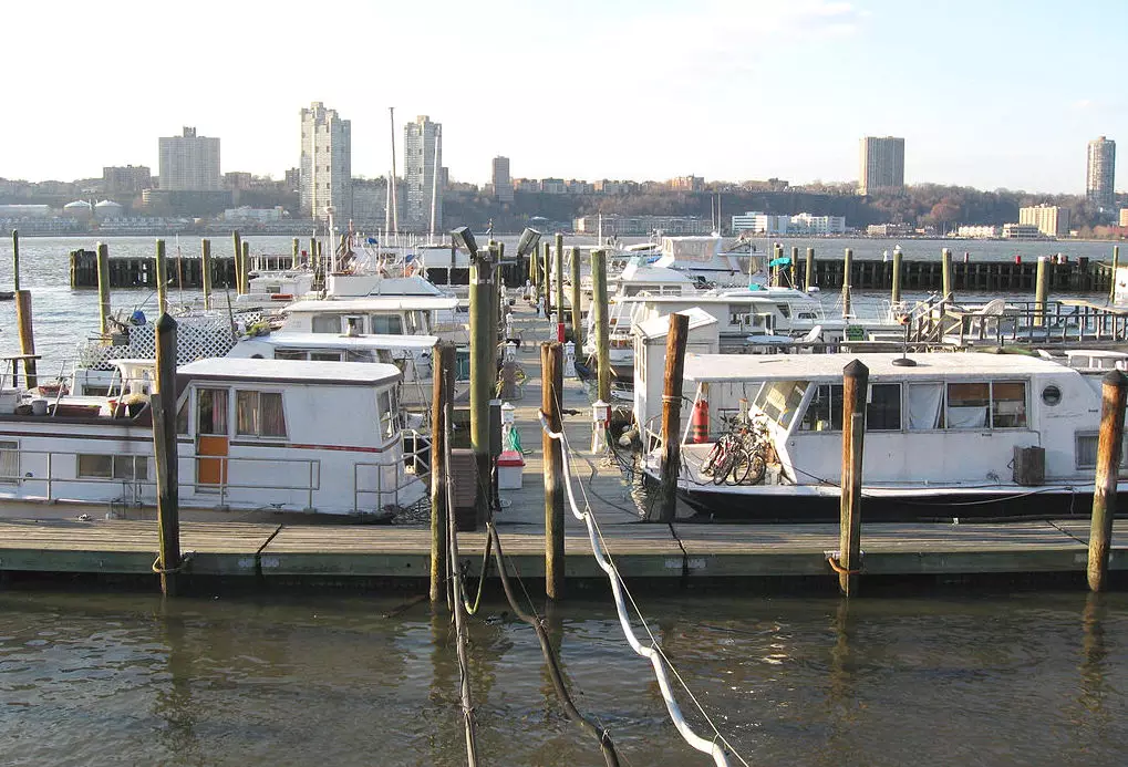 Lahat ng kailangan mong malaman tungkol sa houseboat na nakatira sa NYC, mula sa paghahanap ng bangka hanggang sa pag-secure ng slip 5119_1