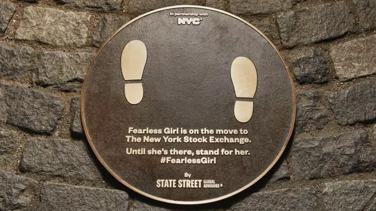 L'estàtua de 'Fearless Girl' comença el seu trasllat a la casa permanent de la Borsa 515_1