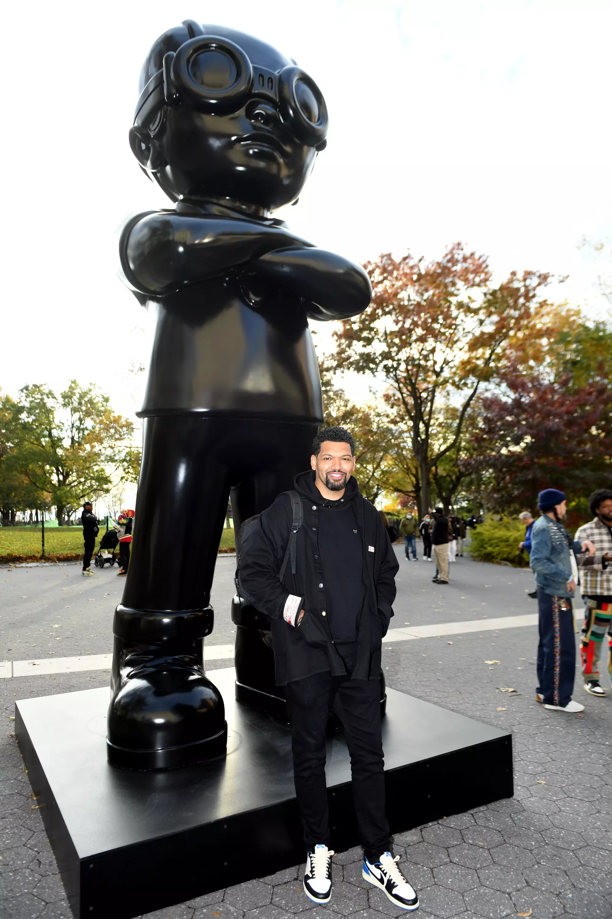 द बैटरी में कलाकार हेब्रू ब्रैंटली की 16 फुट ऊंची 'फ्लाईबॉय' मूर्ति का अनावरण किया गया 517_2