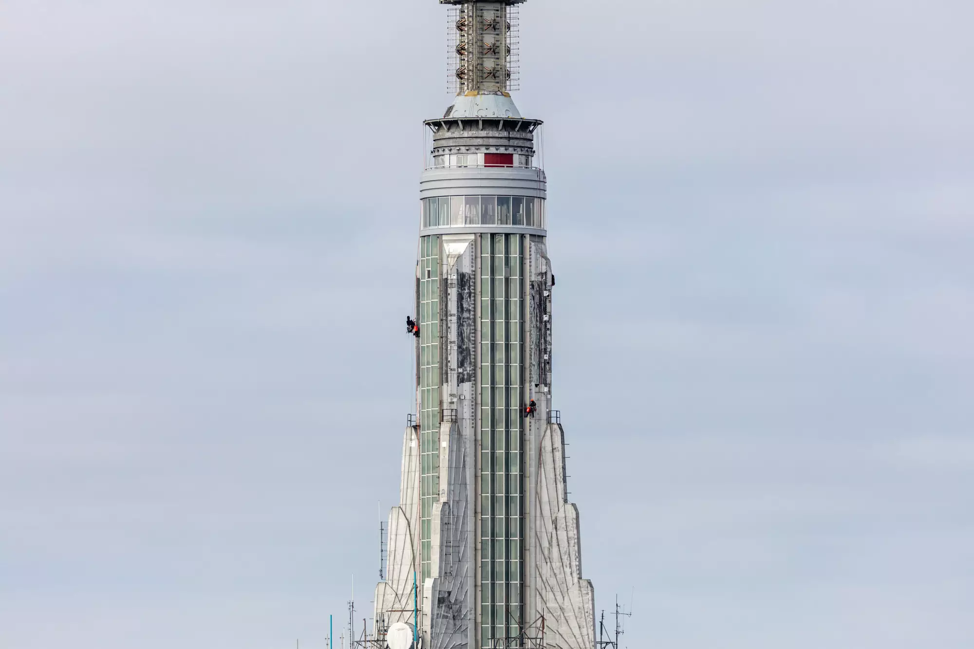 အင်ပါယာစတိတ်အဆောက်အအုံ၏ Art Deco spire သည်ပြန်လည်ပြုပြင်ပြီးနောက်၎င်း၏ဘုန်းအသရေပြန်လည်ရောက်ရှိခဲ့သည်။ 5207_2