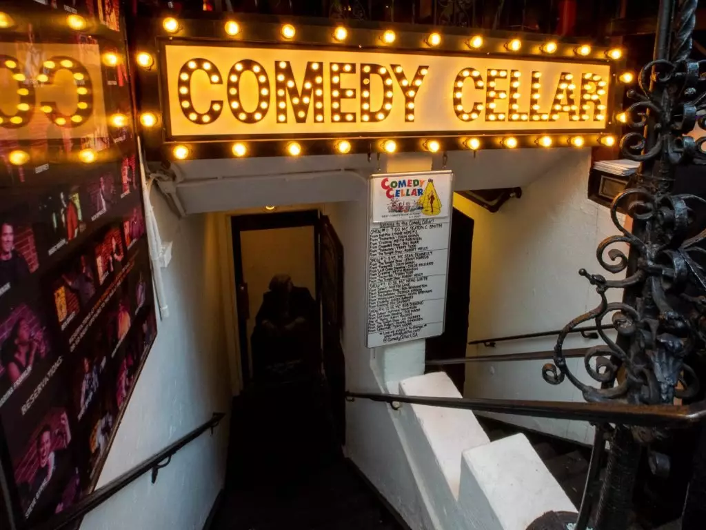Polêmica de Nova York pede que Cuomo reabra clubes de comédia