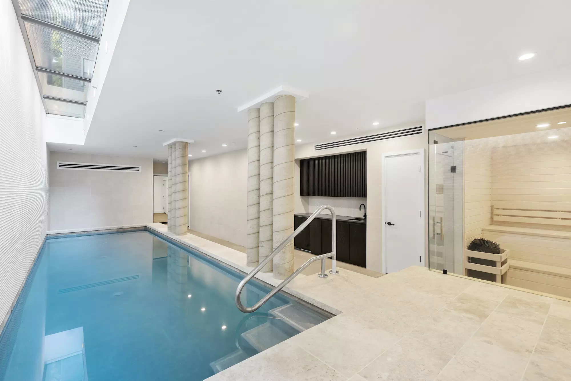 Hay una piscina cubierta y un estudio de yoga en la azotea en esta casa de $ 8 millones en Brooklyn Heights 5252_23