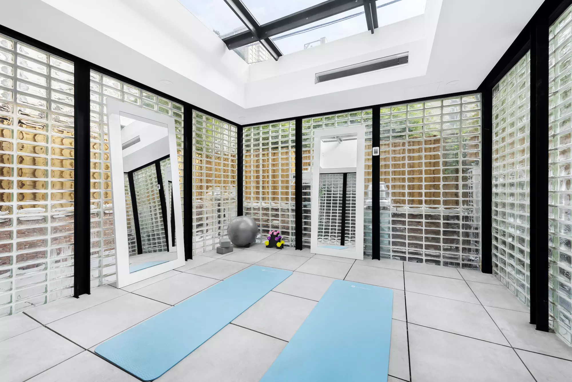 Ana kolam renang njero ruangan lan studio yoga ing payon ing omah Brooklyn Heights $8M iki 5252_7