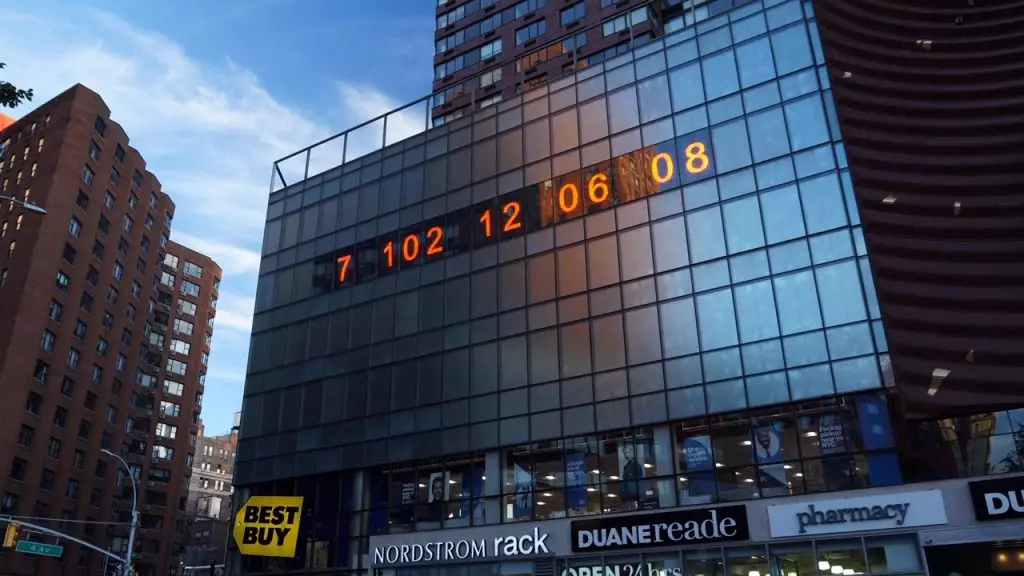 ใน Union Square 'นาฬิกาสภาพอากาศ' ขนาดใหญ่นับถอยหลังสู่เส้นตายของโลก