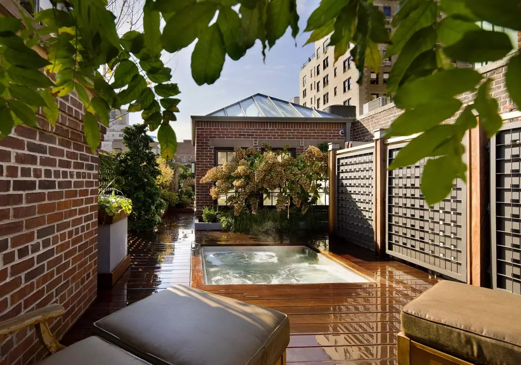 价值 1650 万美元的上东区联排别墅拥有带迷你游泳池的神奇屋顶花园