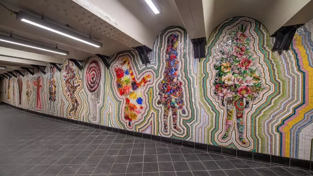 निक गुफाको जीवन्त 'साउन्डसुट्स' सबवे स्टेशन मोजाइक्सले टाइम्स स्क्वायरको ऊर्जा कब्जा गर्दछ